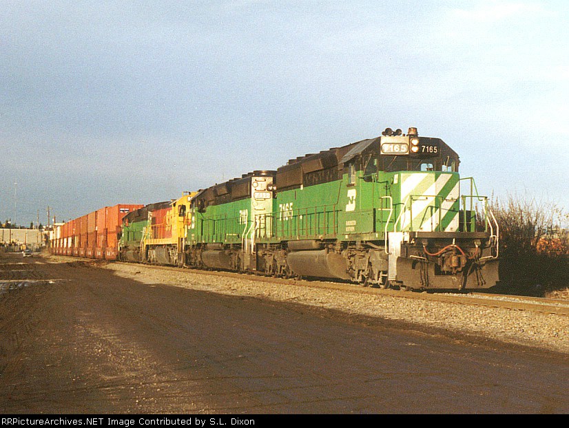 BN 7165 East on the NP Mainline
